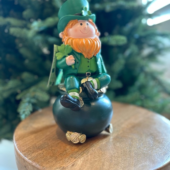 Lucky Lane | Holiday | Lucky Lane St Patricks Day Leprechaun Pot Of ...